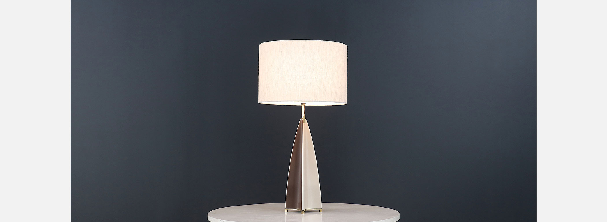 Gerald Thurston "Fin" Porcelain Table Lamp by Lightolier Image